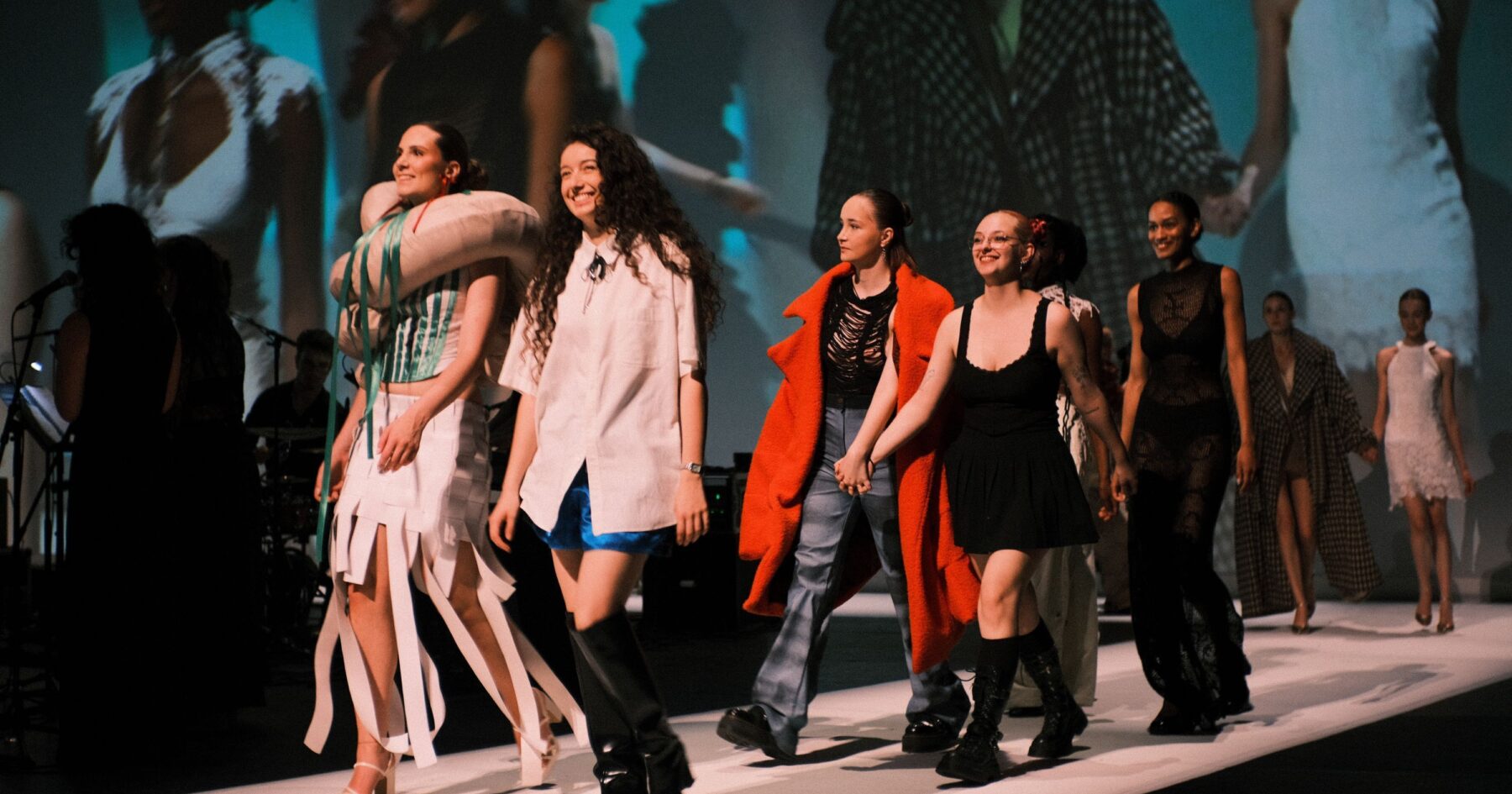 HELMo Mode SHOW 25 : un défilé orchestré de A à Z par les étudiant·es ...