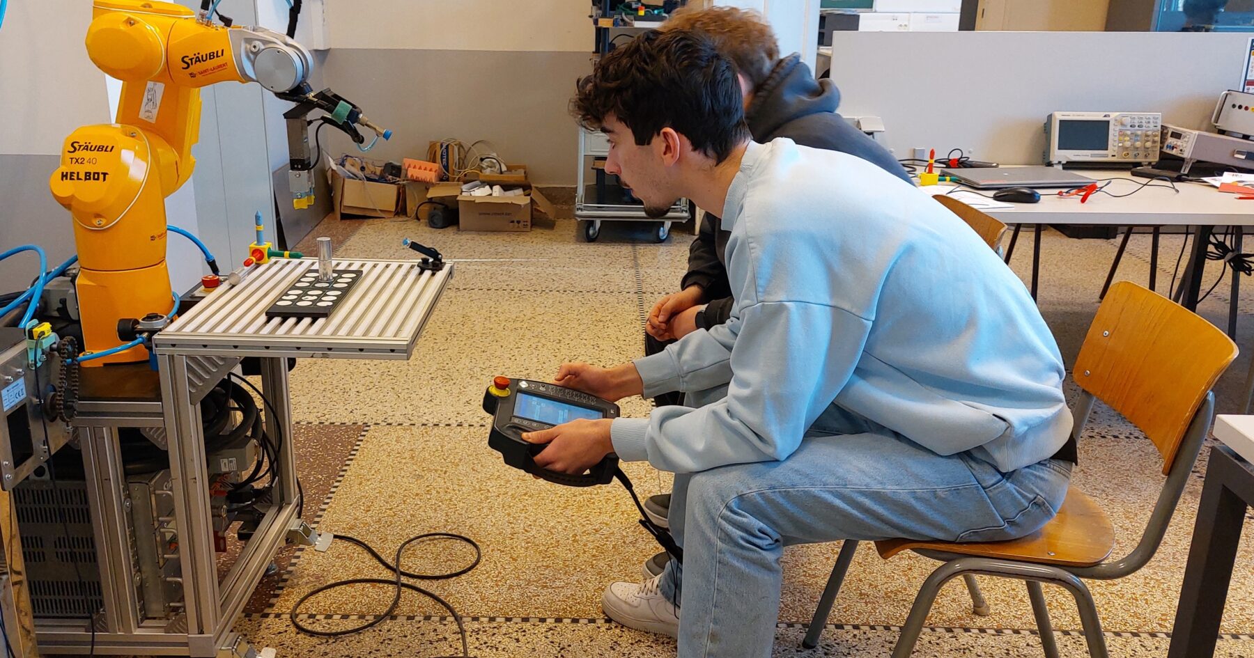 Challenge : qui contrôlera réellement le robot ? — HELMo