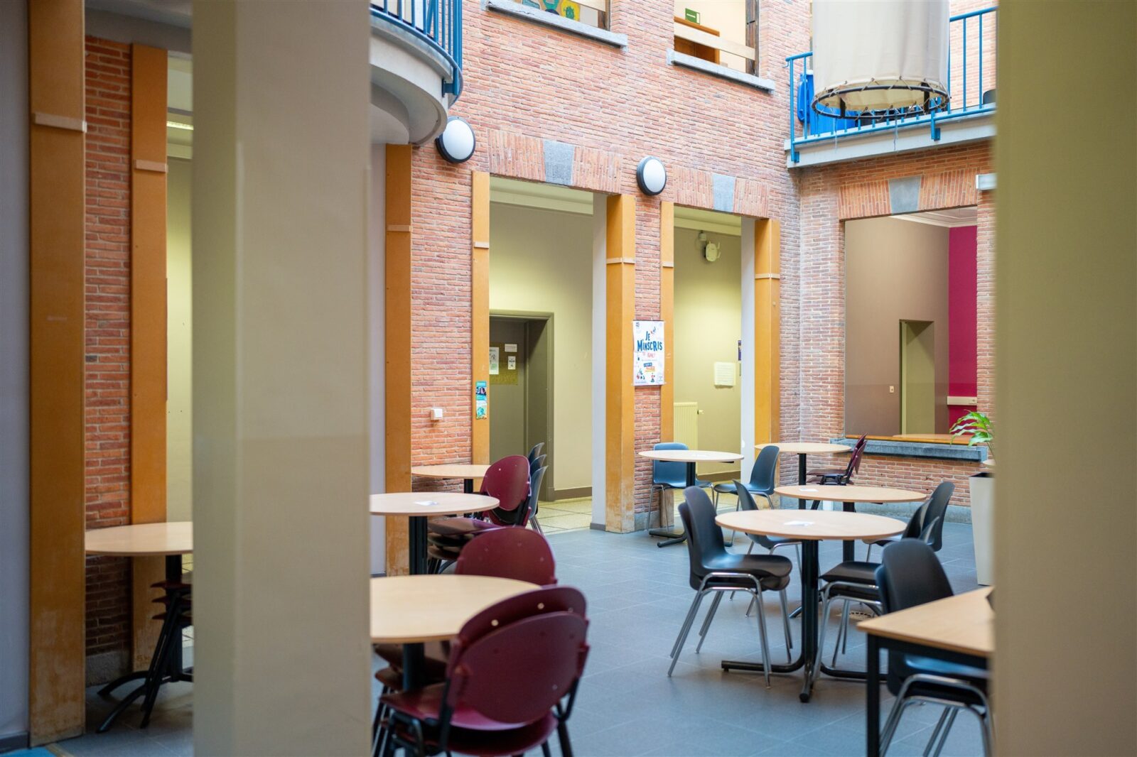 HELMo ESAS Liège département social Bibliothèque Caféteria