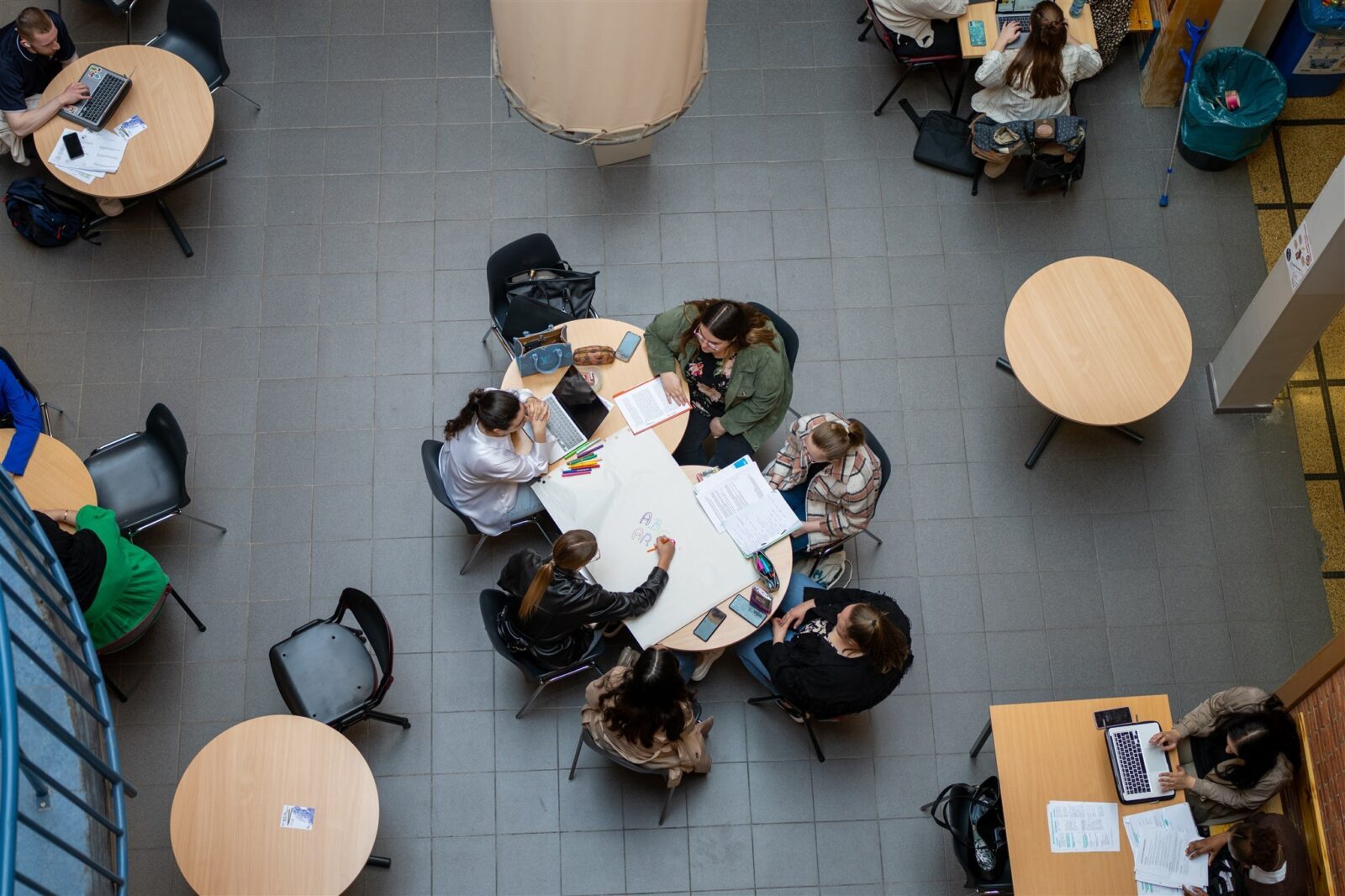 HELMo ESAS Liège département social Bibliothèque Caféteria